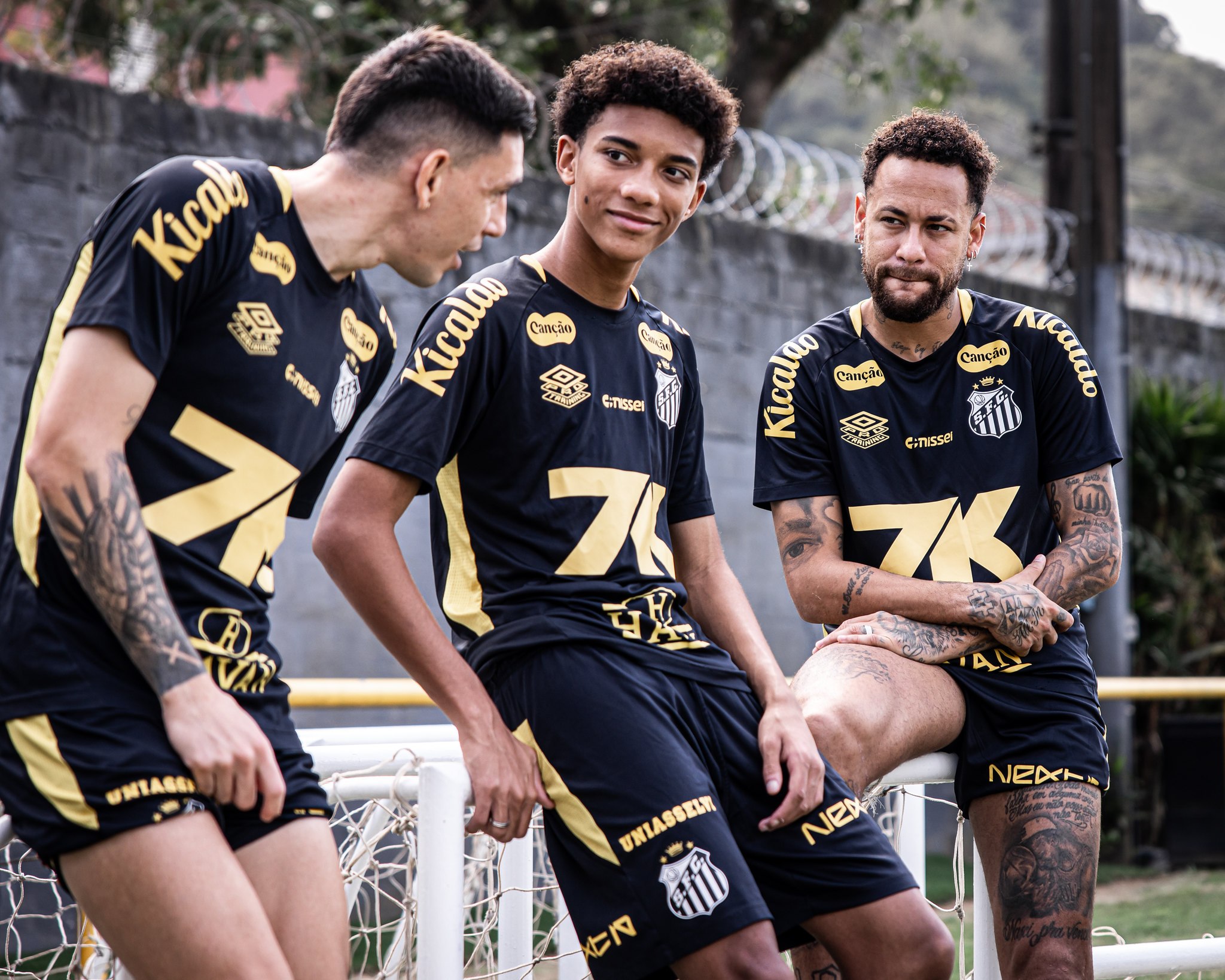 Neymar e Robinho Jr selam paz após tropeço do Santos - Tribuna de Jundiaí